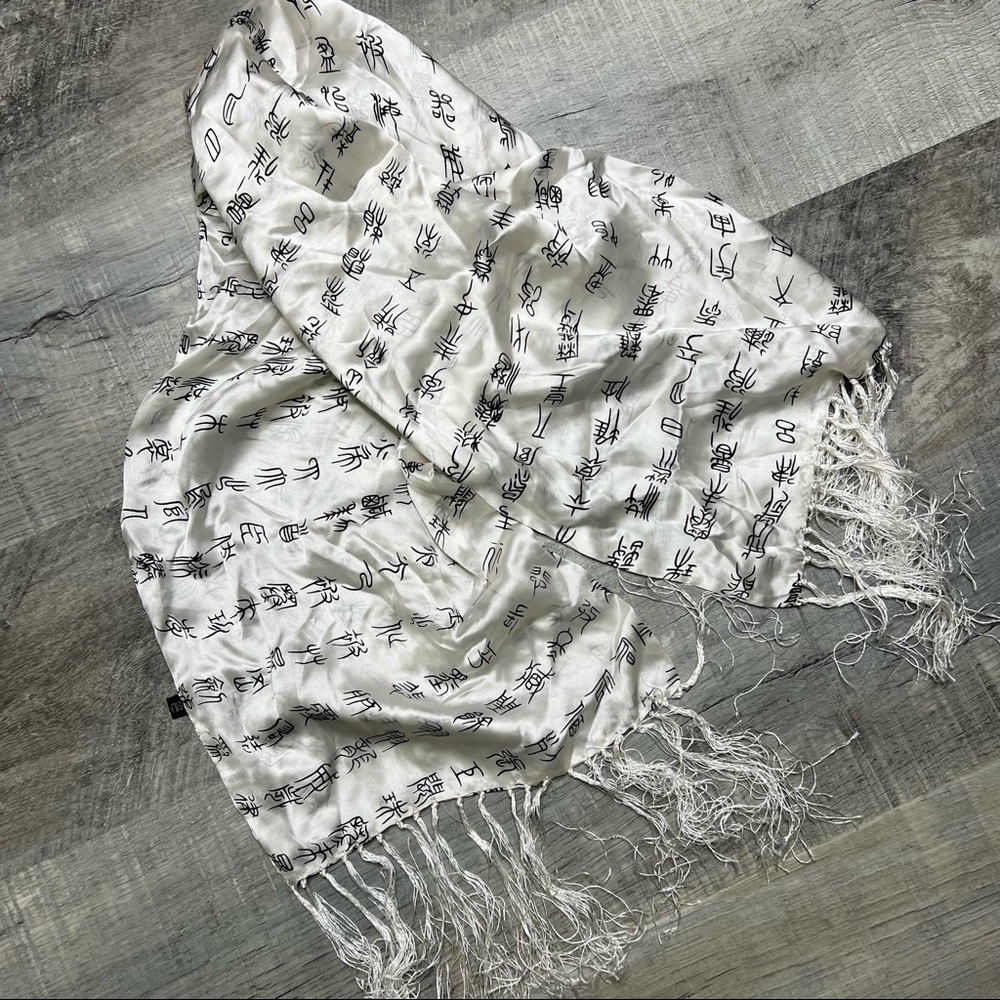 100% Silk Asian Fringe End Black And White Scarf - Gem
